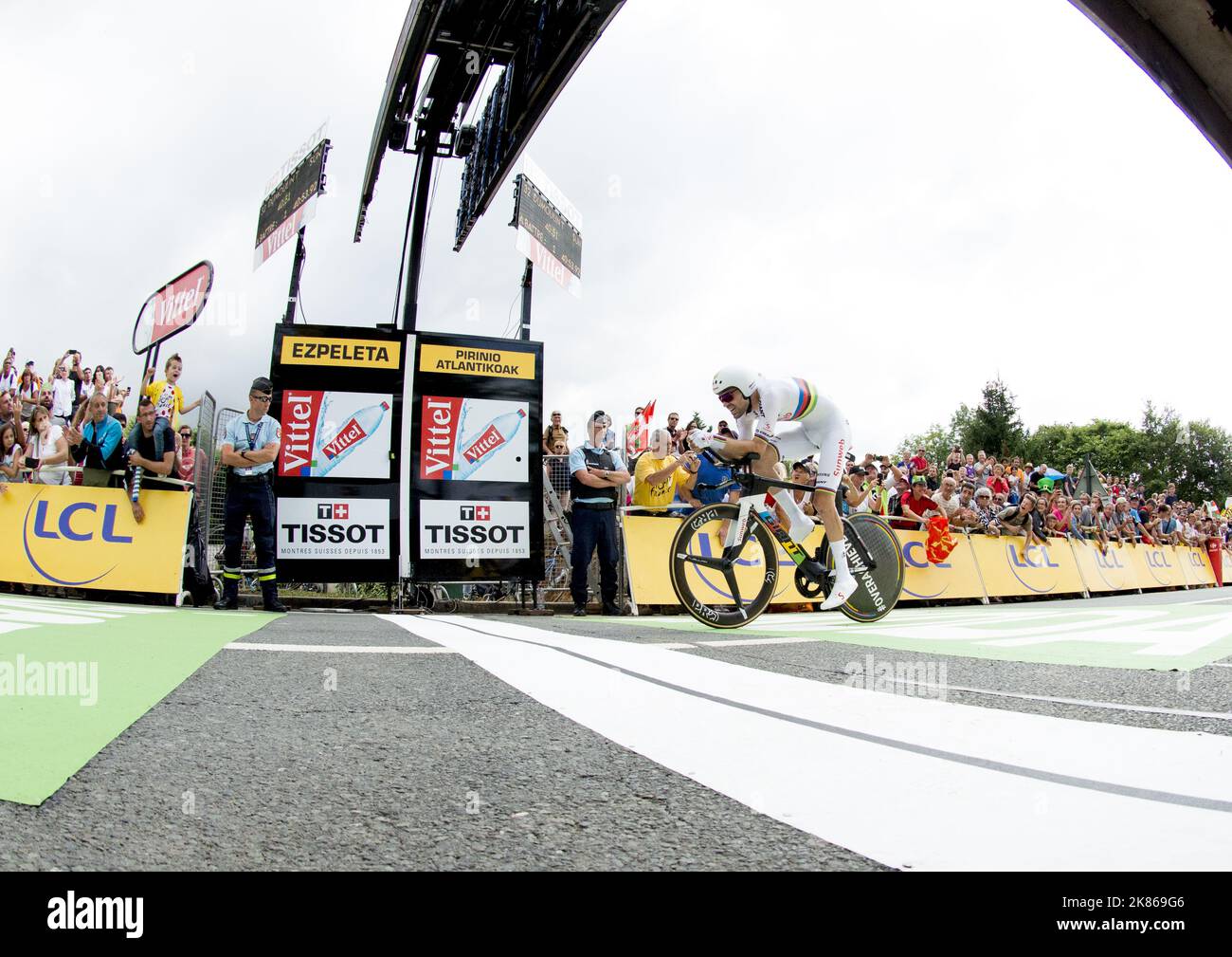 World Time Trial Champion Tom Dumoulin crosses the finish line to win ...
