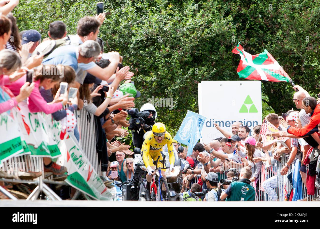Great Britain's Geraint Thomas in the yellow leader's jerey retains his ...