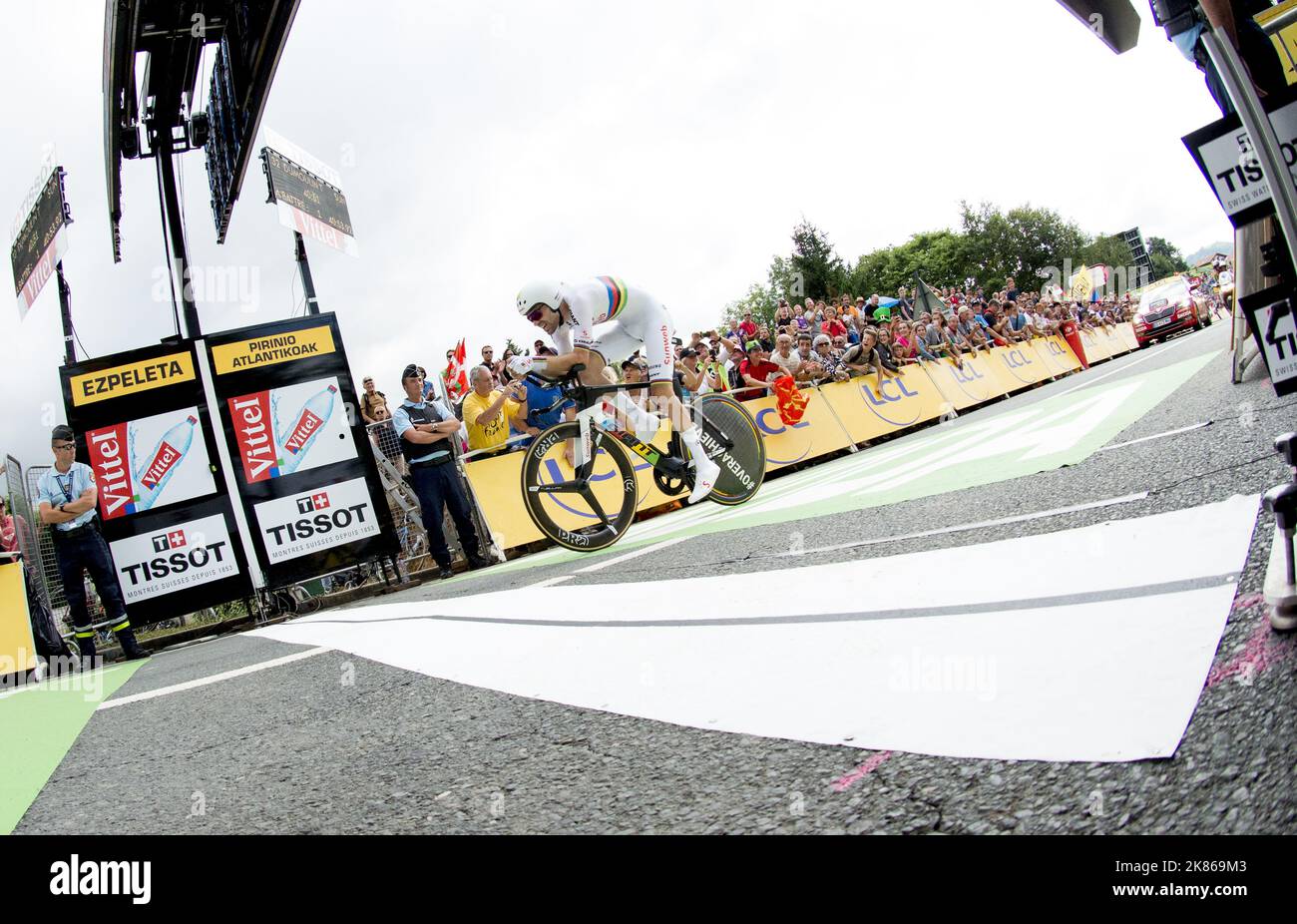 World Time Trial Champion Tom Dumoulin crosses the finish line to win ...