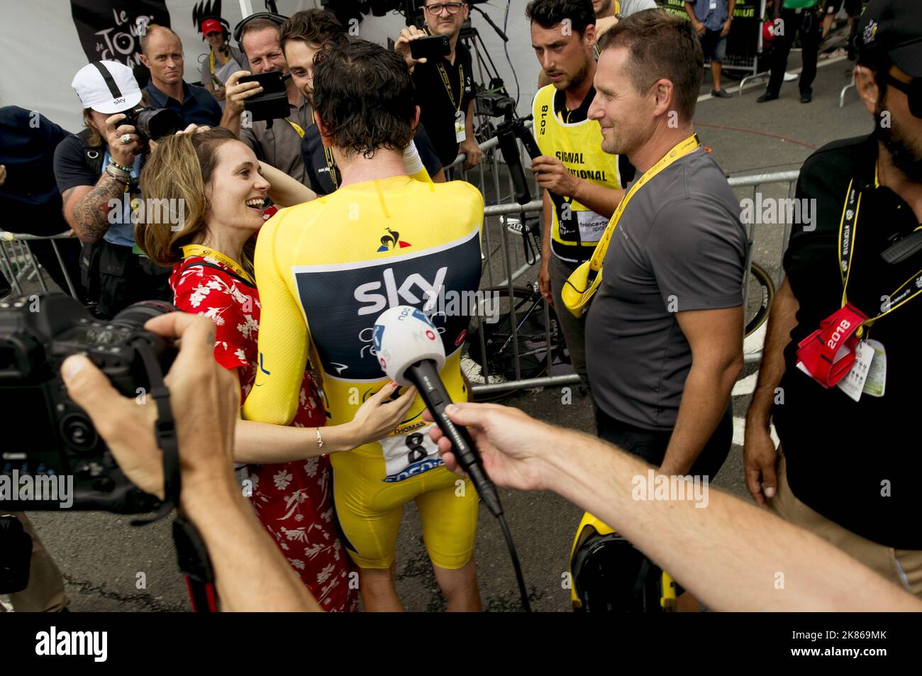 Great Britain's Geraint Thomas celebrates with wife Sara Elen as he the ...