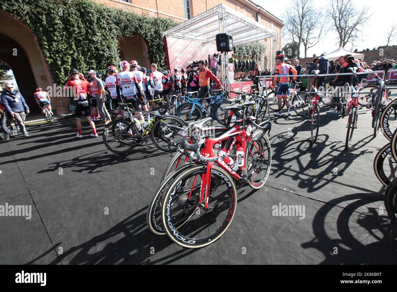 Bikes balanced together Stock Photo - Alamy