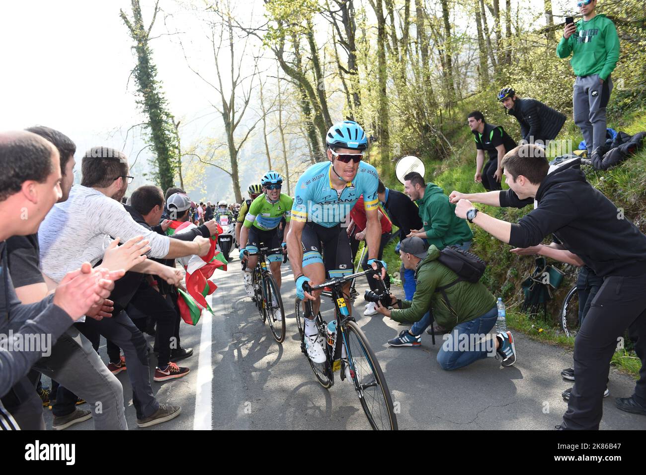 Jakob Fuglsang, Izagirre and Adam Yates chase Stock Photo - Alamy