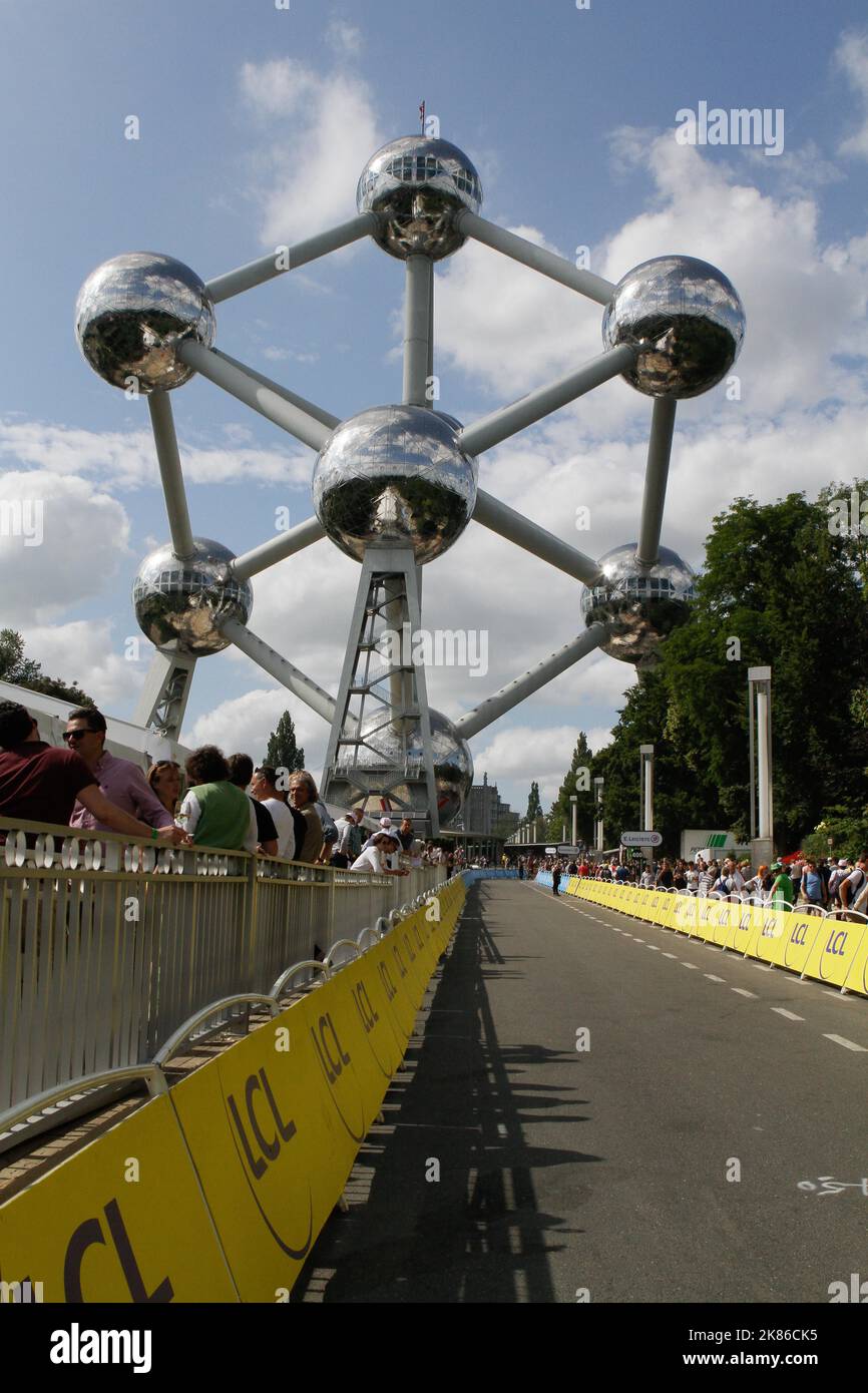 Stage 2 TTT finish line by the famous atomium - Tour de France 2019 ...