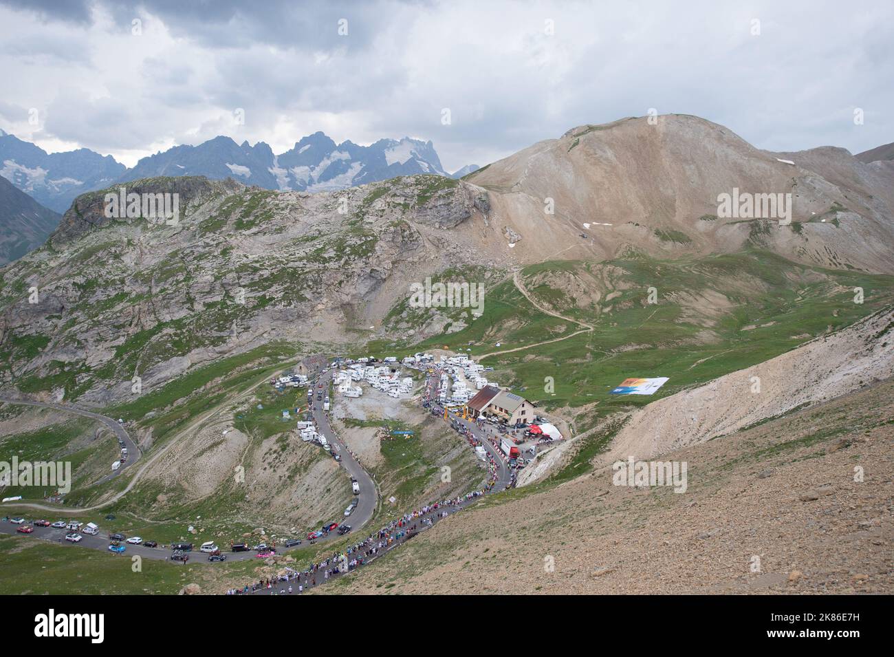 The ridersnavigate the col du Galibier in the final kms of the mountain ...