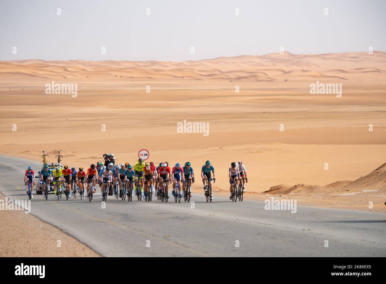The break with Mark Cavendish for team Bahrain Mclaren amongst the pack ...