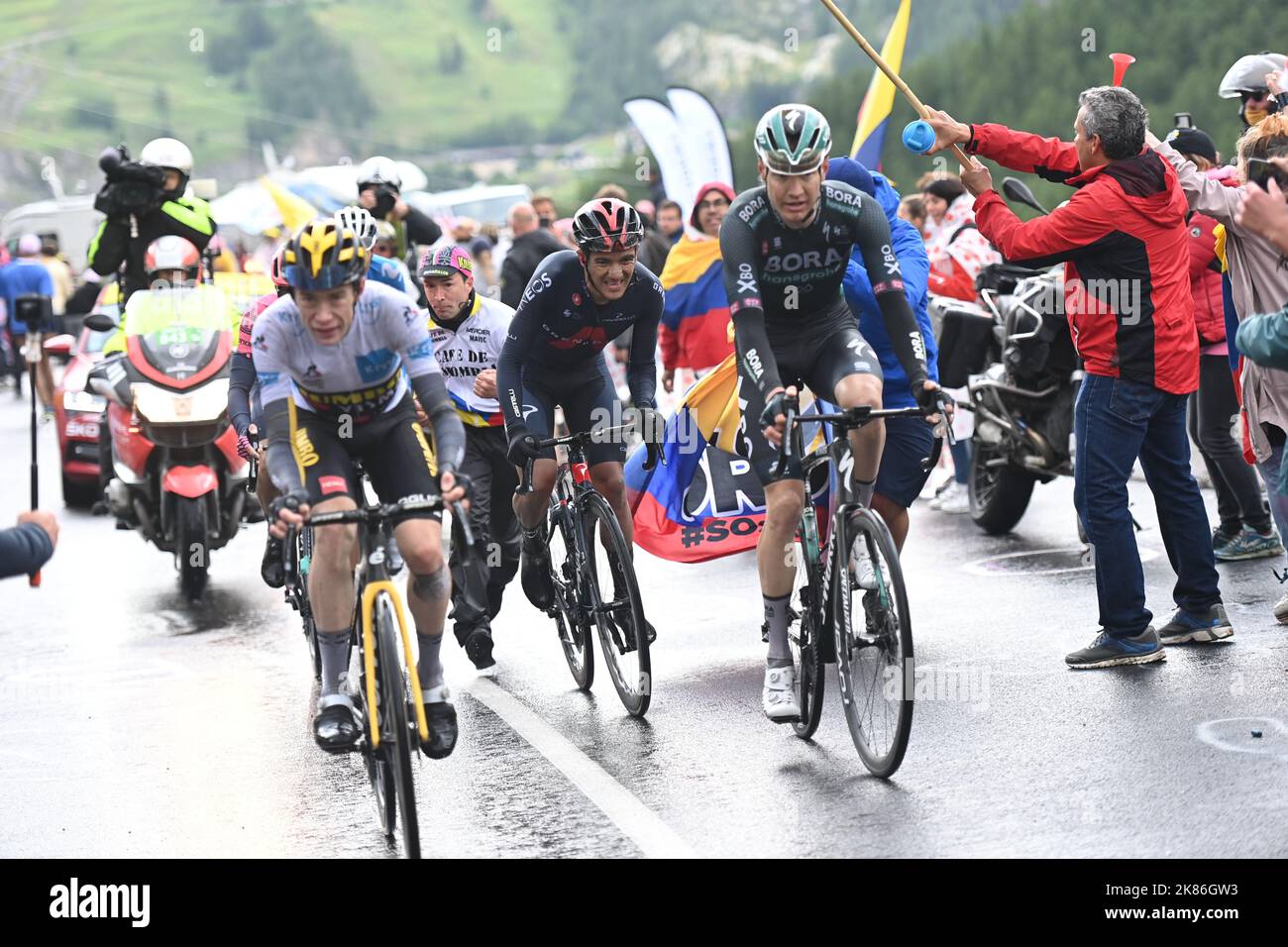 c22 CARAPAZ Richard (ECU) of INEOS GRENADIERS (center) during stage 9 ...