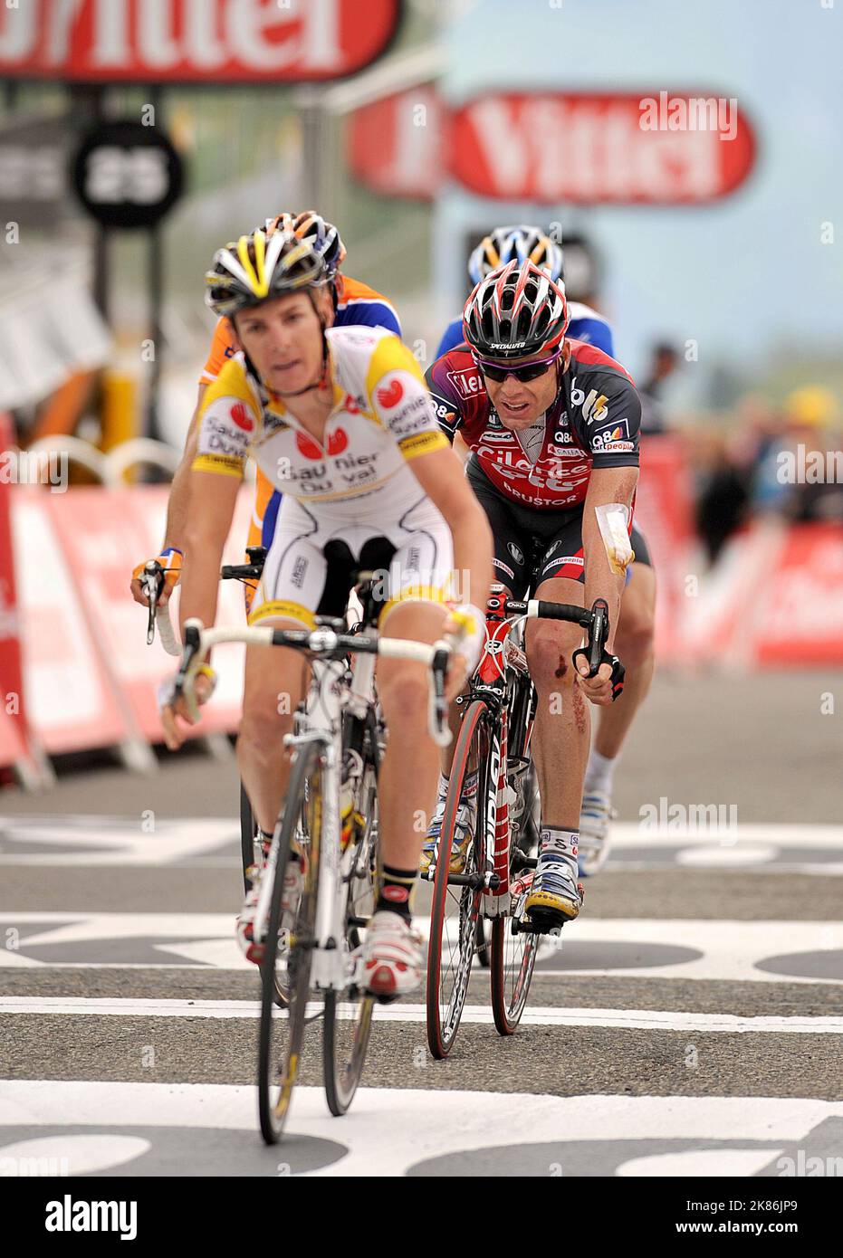 Cadel Evans races towards the finish line Stock Photo - Alamy