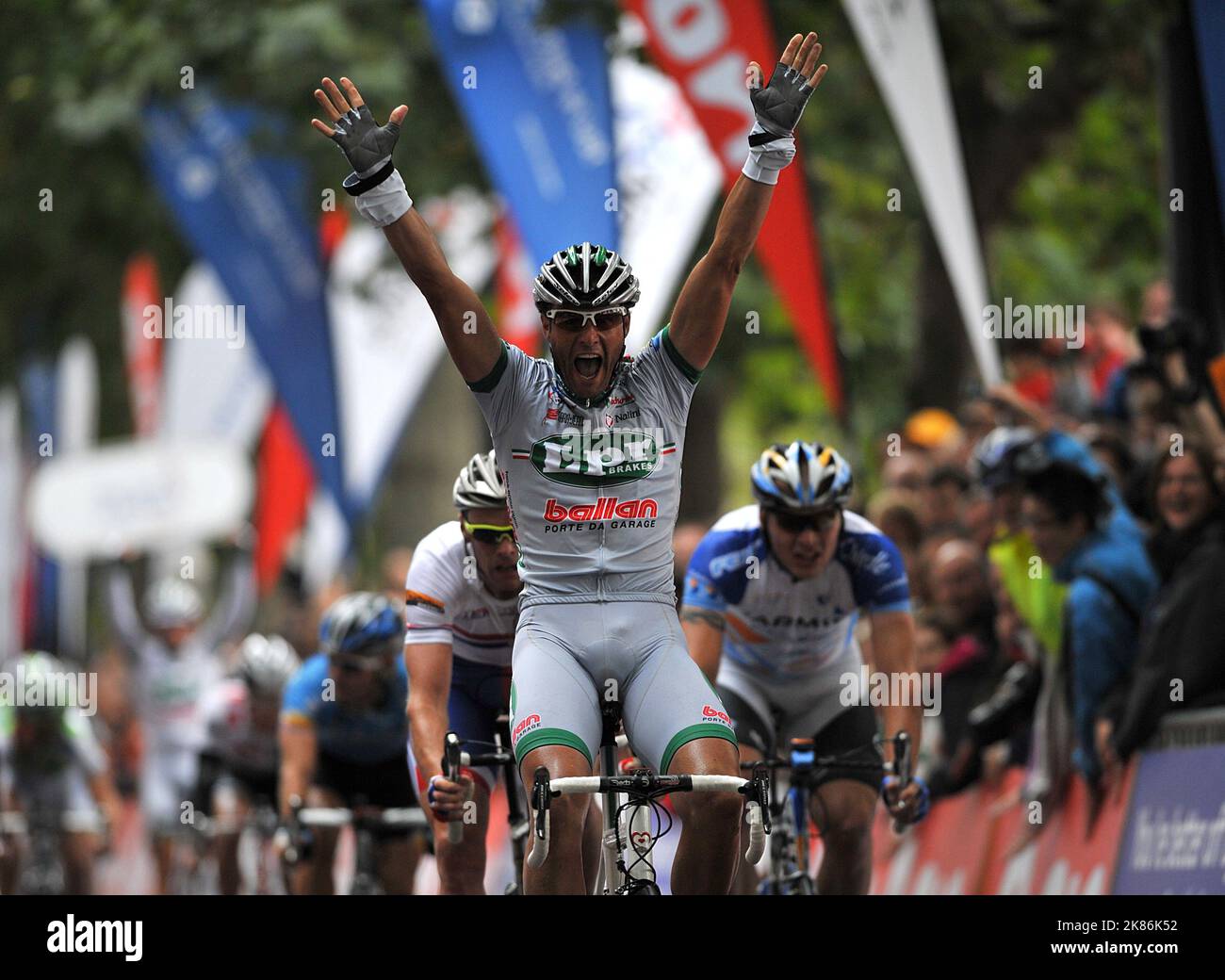 Team LPR Brakes-Ballan's Alessandro Petacchi celebrates winning stage ...
