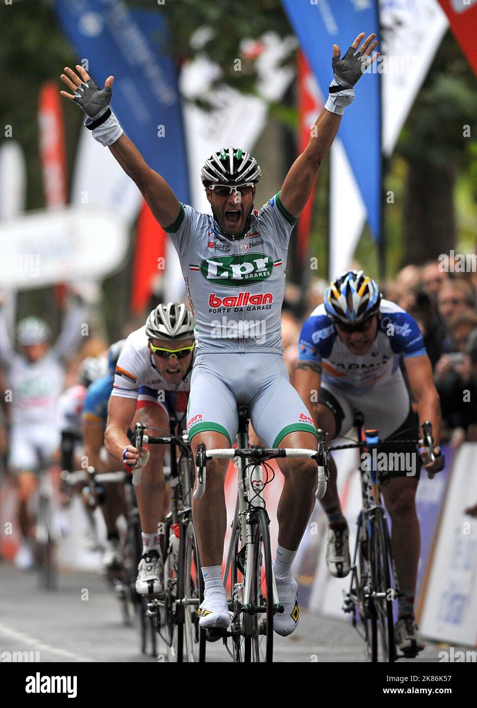 Team LPR Brakes-Ballan's Alessandro Petacchi celebrates winning stage ...