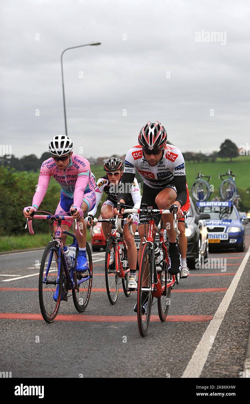 Team CSC Saxo Bank's Bradley McGee (right), Team Plowman Craven's Evan ...