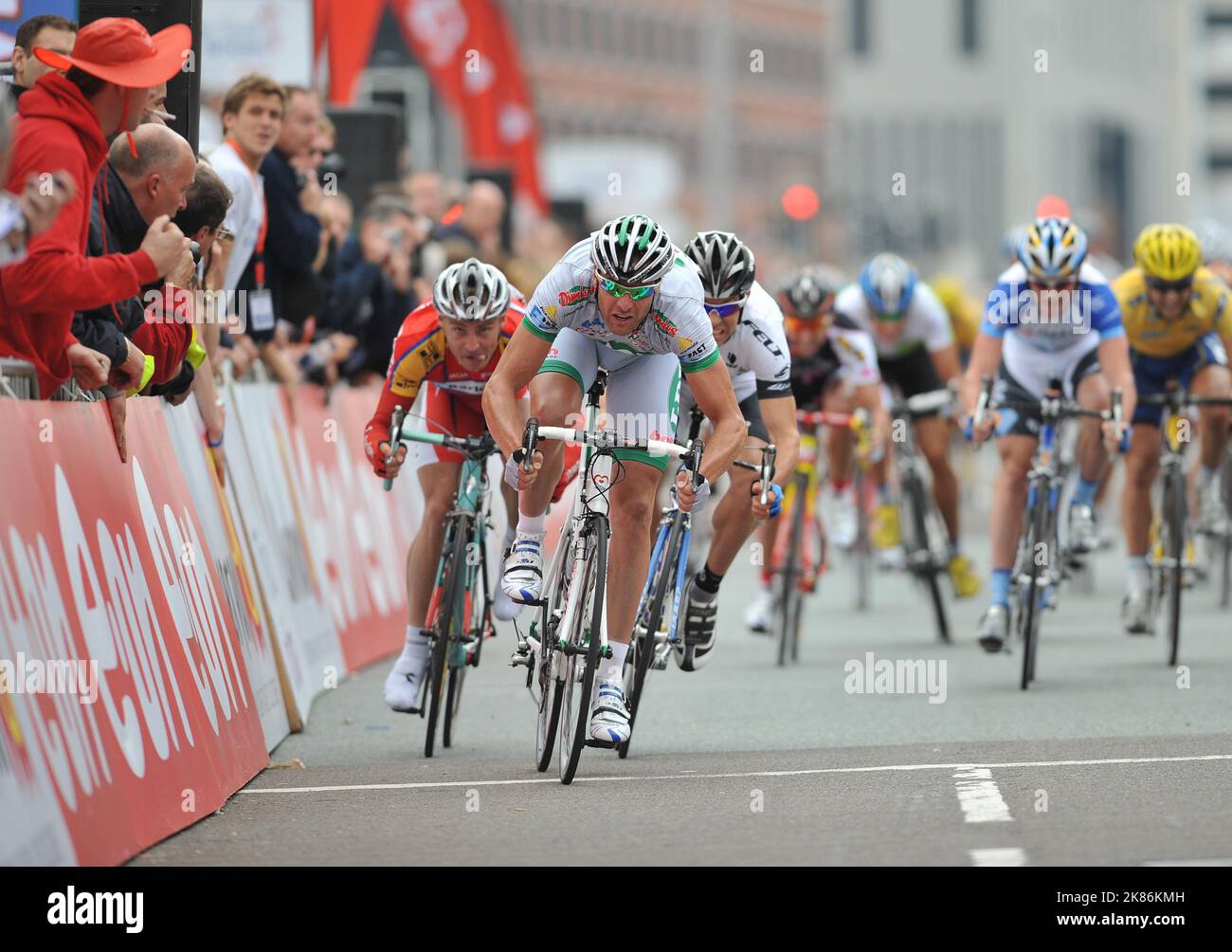 Alessandro Petacchi (LPR Brakes - Ballan) heads to the finish line ...