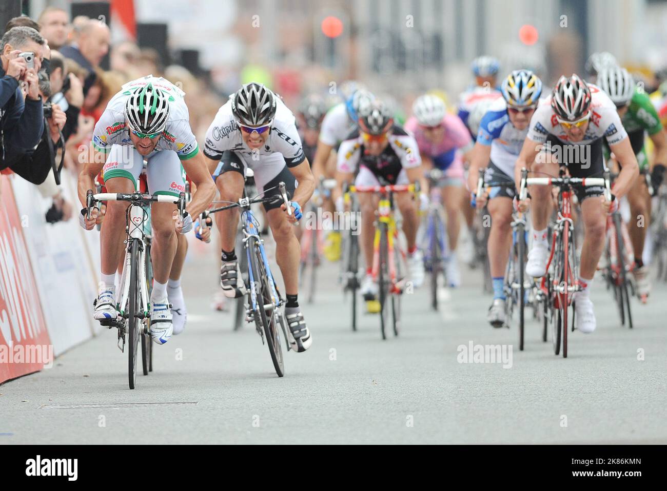Alessandro Petacchi (LPR Brakes - Ballan) (l) heads to the finish line ...