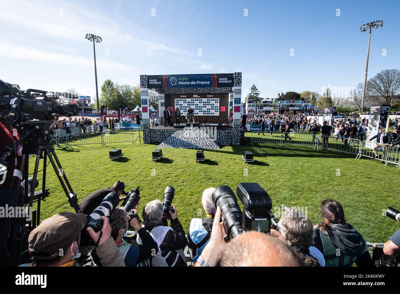 Paris Roubaix 2022, From Compiegne to Roubaix Velodrome. The finishing ...