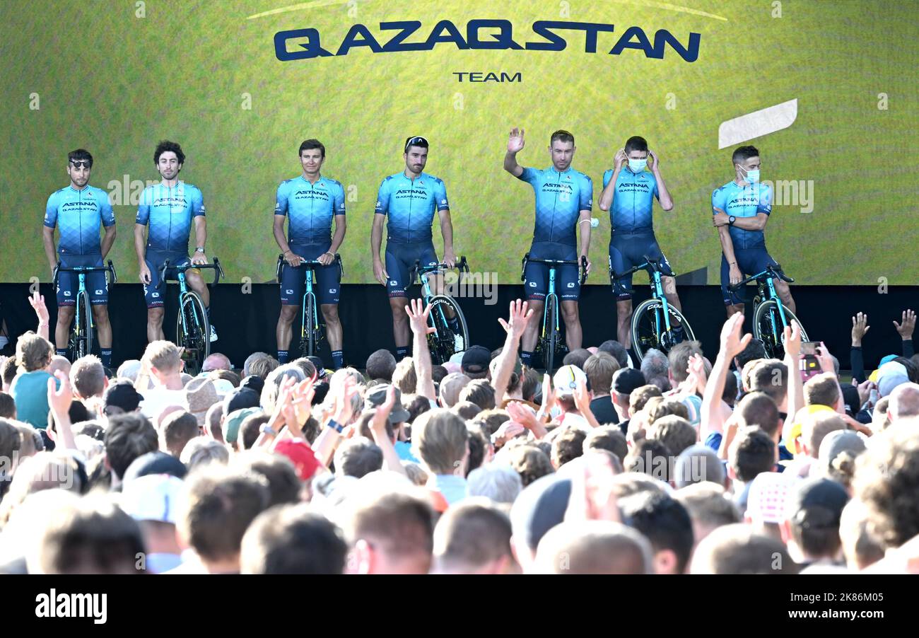 (From left to right) Aleksandr Riabushenko of Belarus and Astana ...