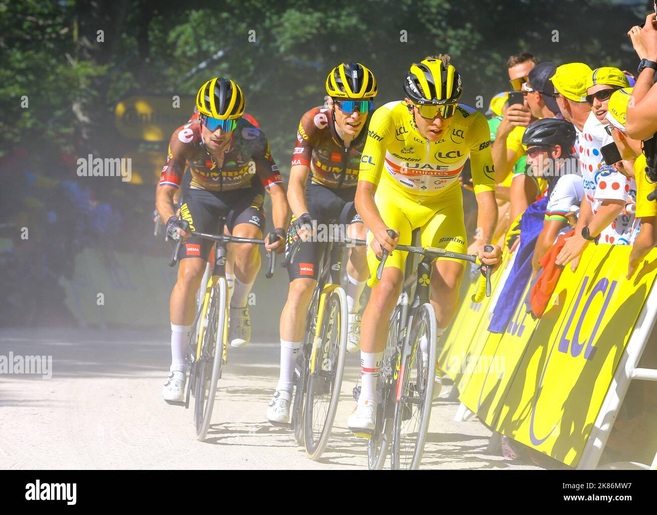 Tadej POGAÄŒAR with PrimoÅ¾ ROGLIÄŒ and Jonas VINGEGAARD on his wheel ...
