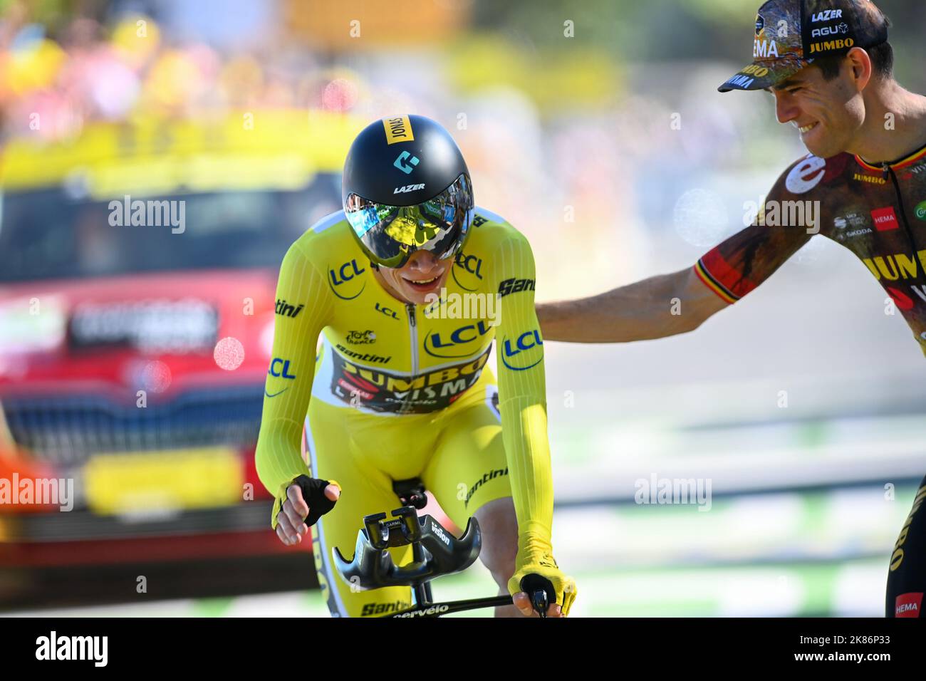 Wout VAN AERT is the first to congratulate Jonas VINGEGAARD, Jumbo ...