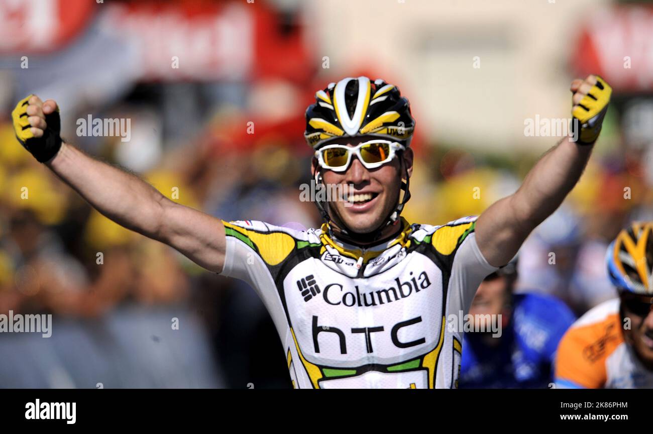 Team Columbia's Mark Cavendish crosses the finish line to win the ...