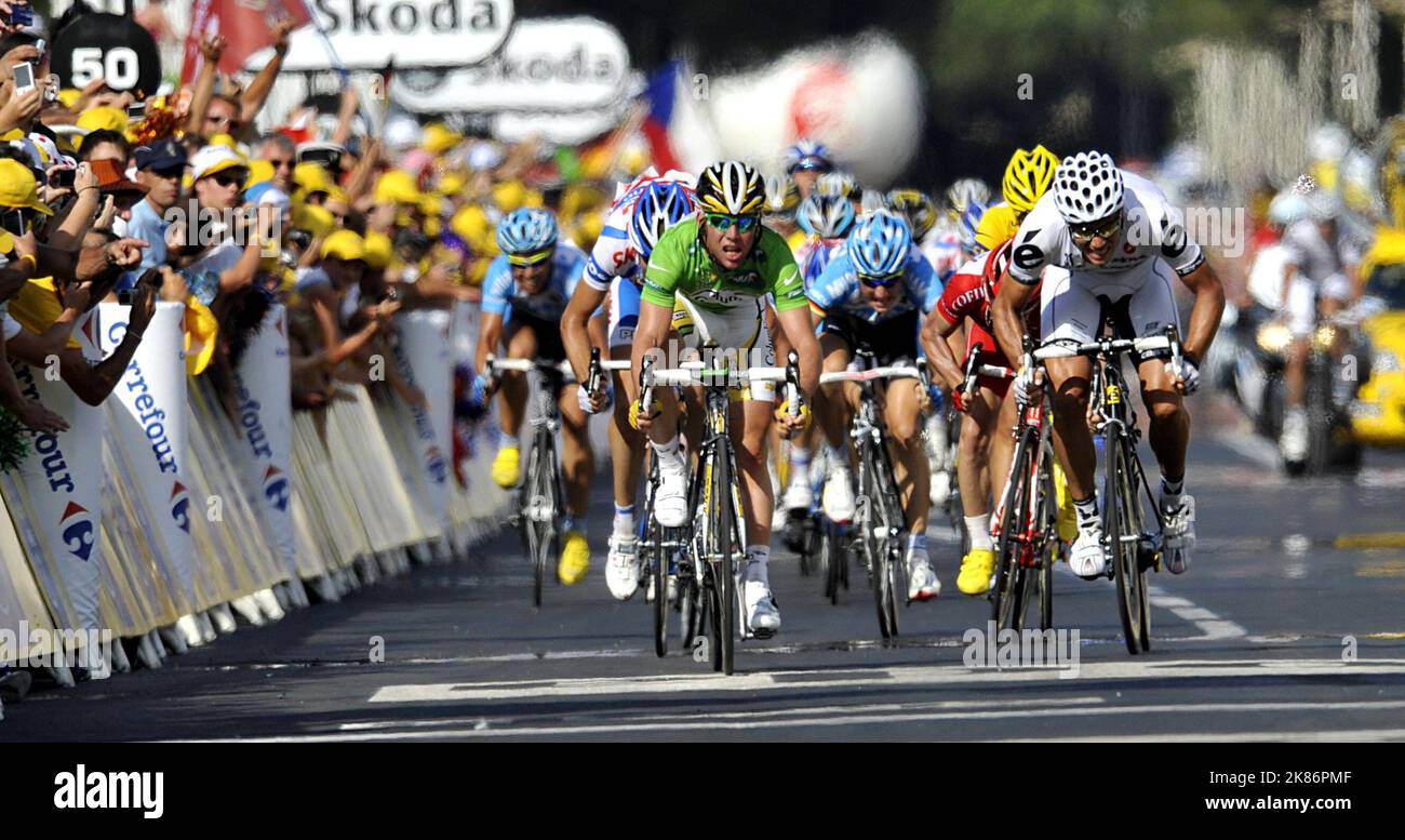 Team Columbia's Mark Cavendish (centre) rides to the the line to win ...