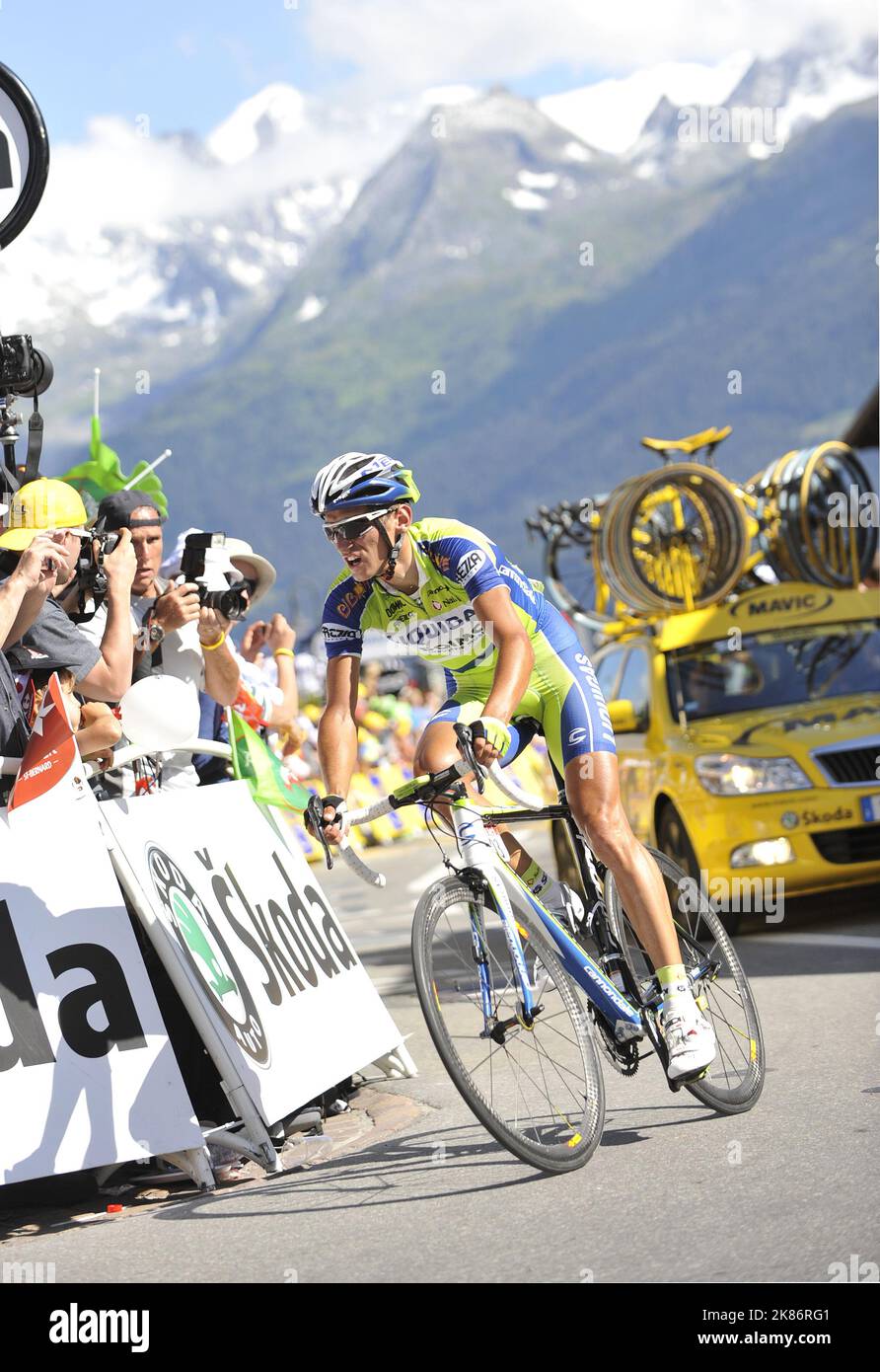 Roman Kreuziger climbs the final 200m to the finish line to come 11th ...