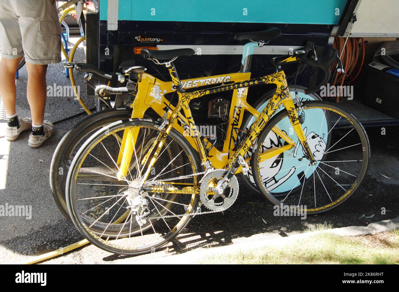Bike mechanics works on Lance Armstrong's bike Stock Photo - Alamy