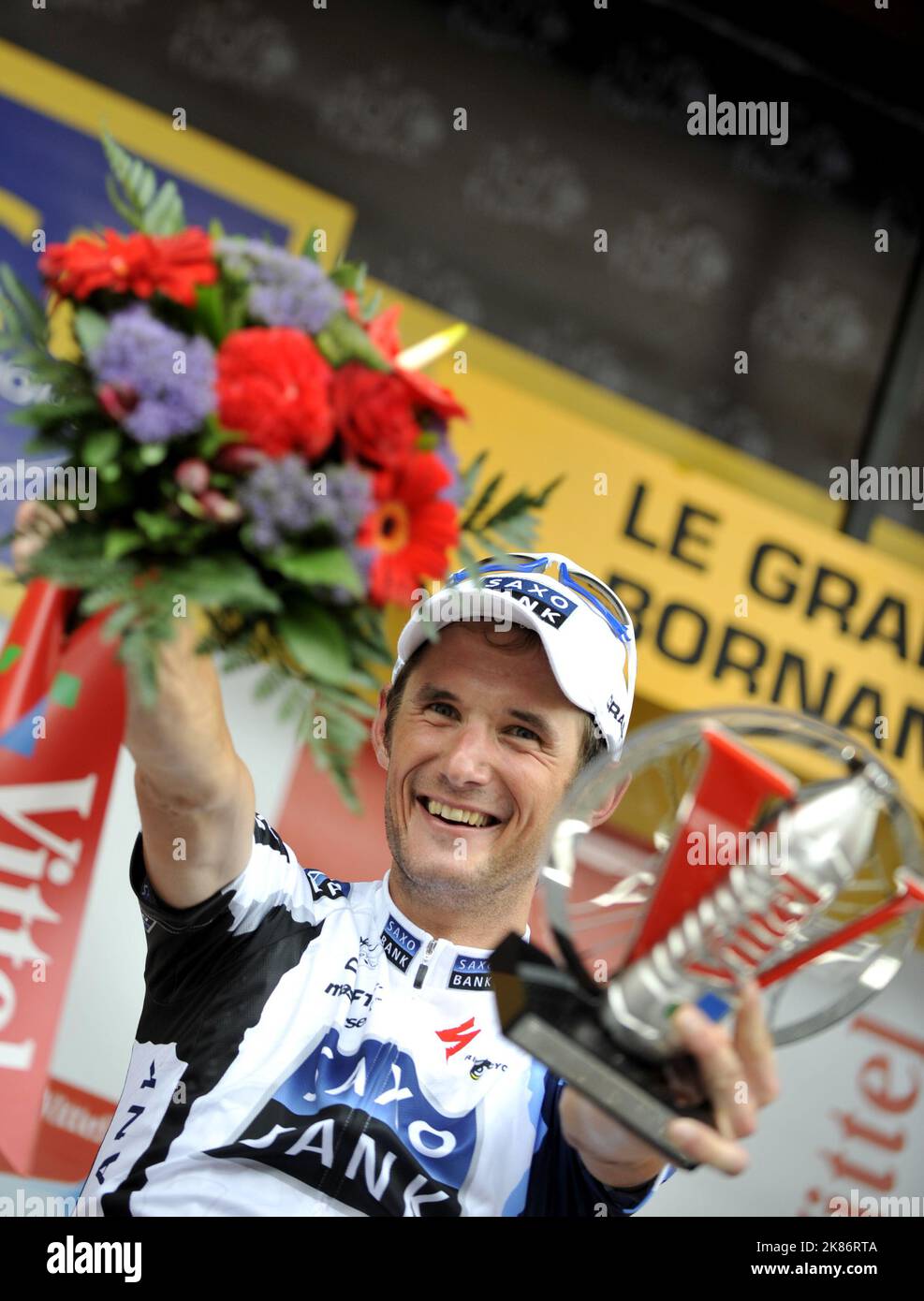 Frank Schleck takes to the podium as winner of the stage Stock Photo ...