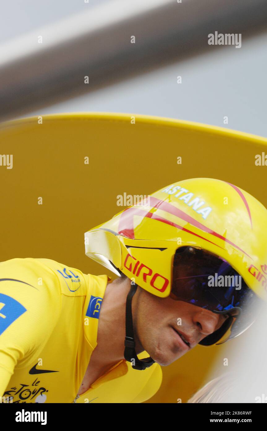Alberto Contador overall leader and winner of the stage in Annecy Stock ...