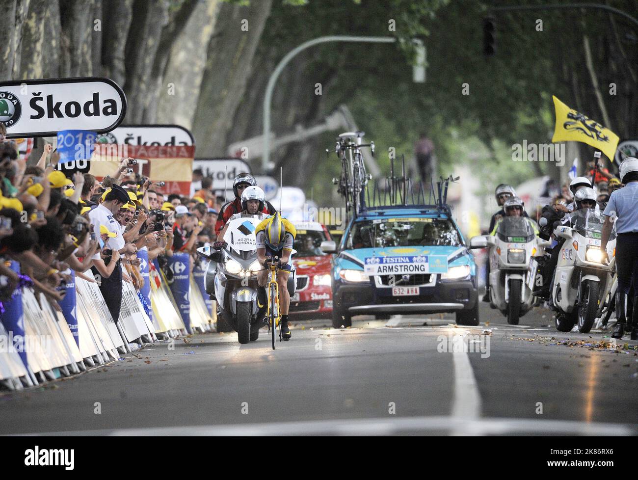 Lance Armstrong crosses the finish line in Annecy to finish 16th and ...