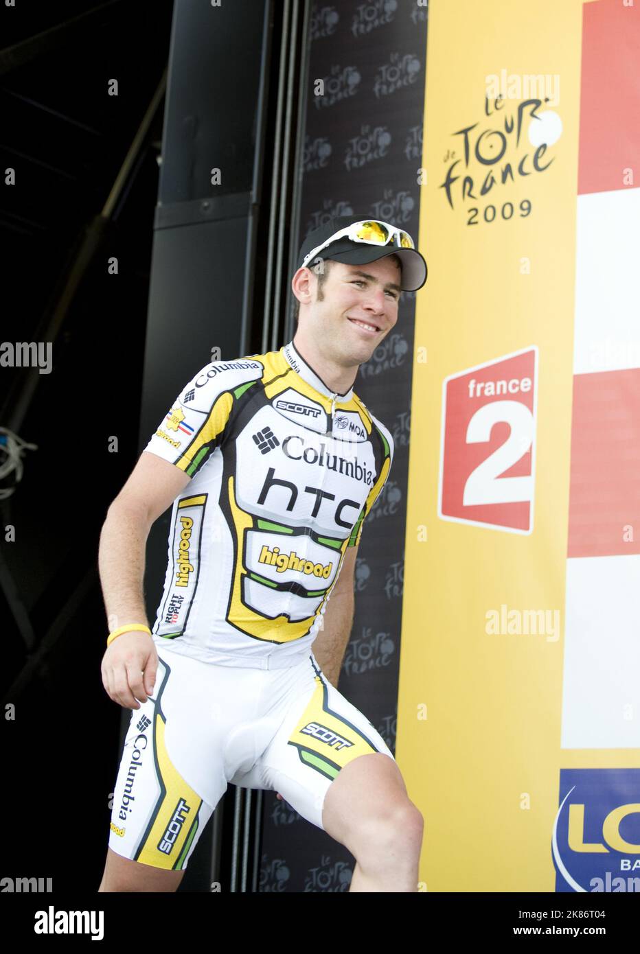 Mark Cavendish takes to the podium as winner of the stage in Aubenas ...