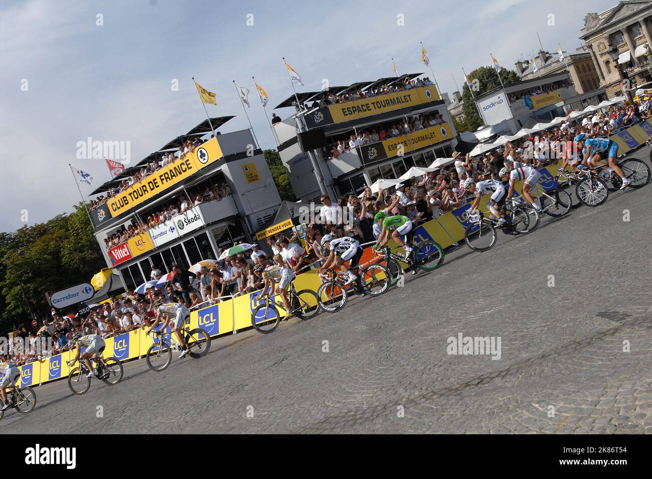 General view of the riders in action during the twenty first and final ...