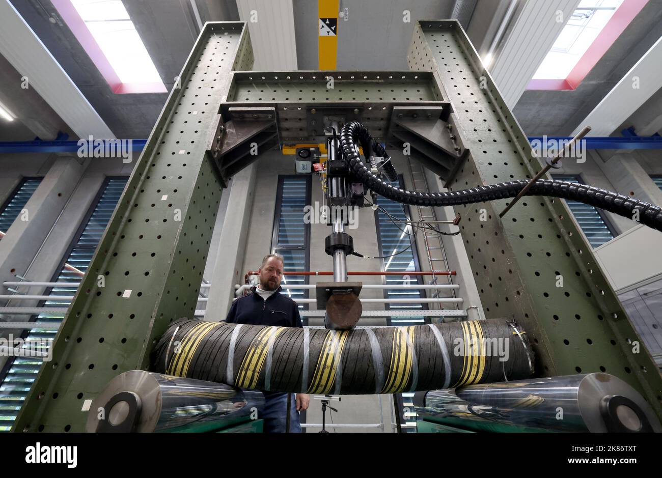 Rostock, Germany. 21st Oct, 2022. Martin Radtke, technician, stands at ...