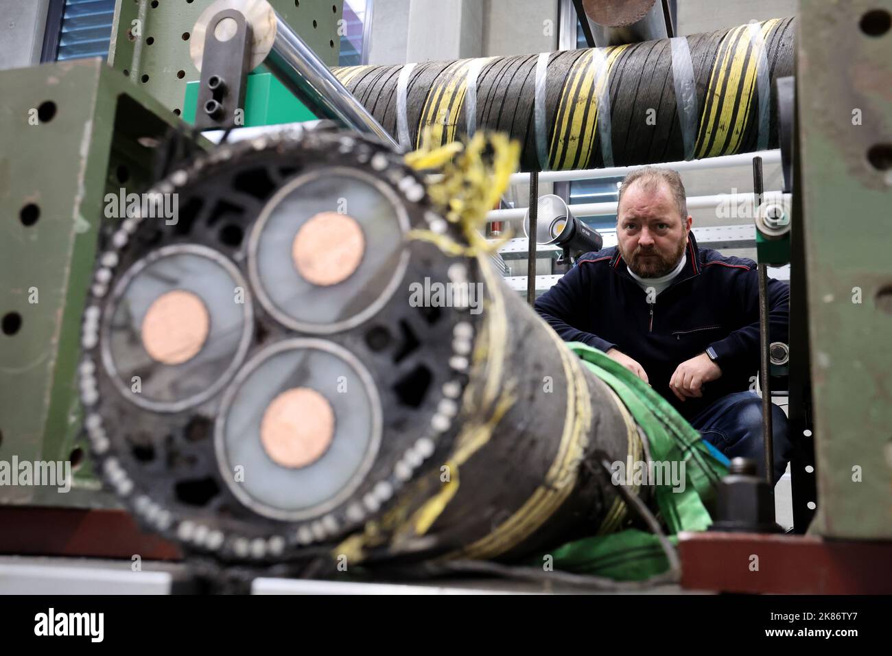 Rostock, Germany. 21st Oct, 2022. Martin Radtke, technician, squats at ...