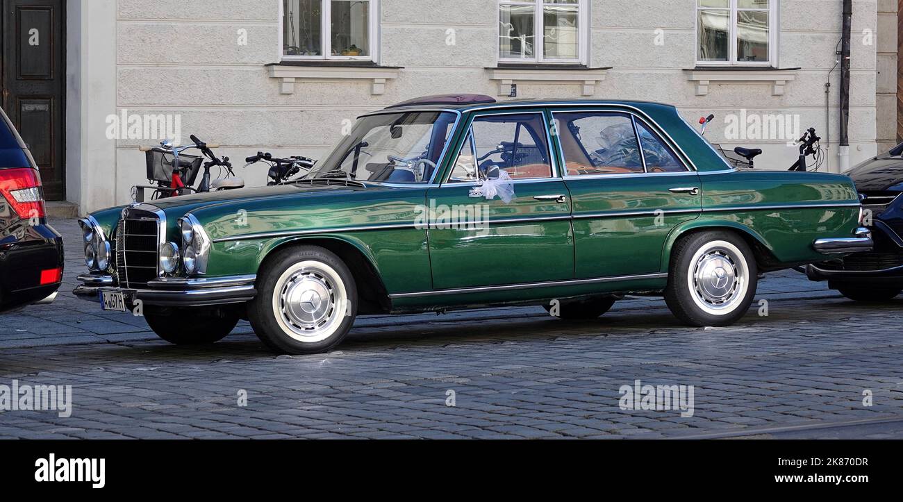 Vintage mercedes sedan hi-res stock photography and images - Alamy