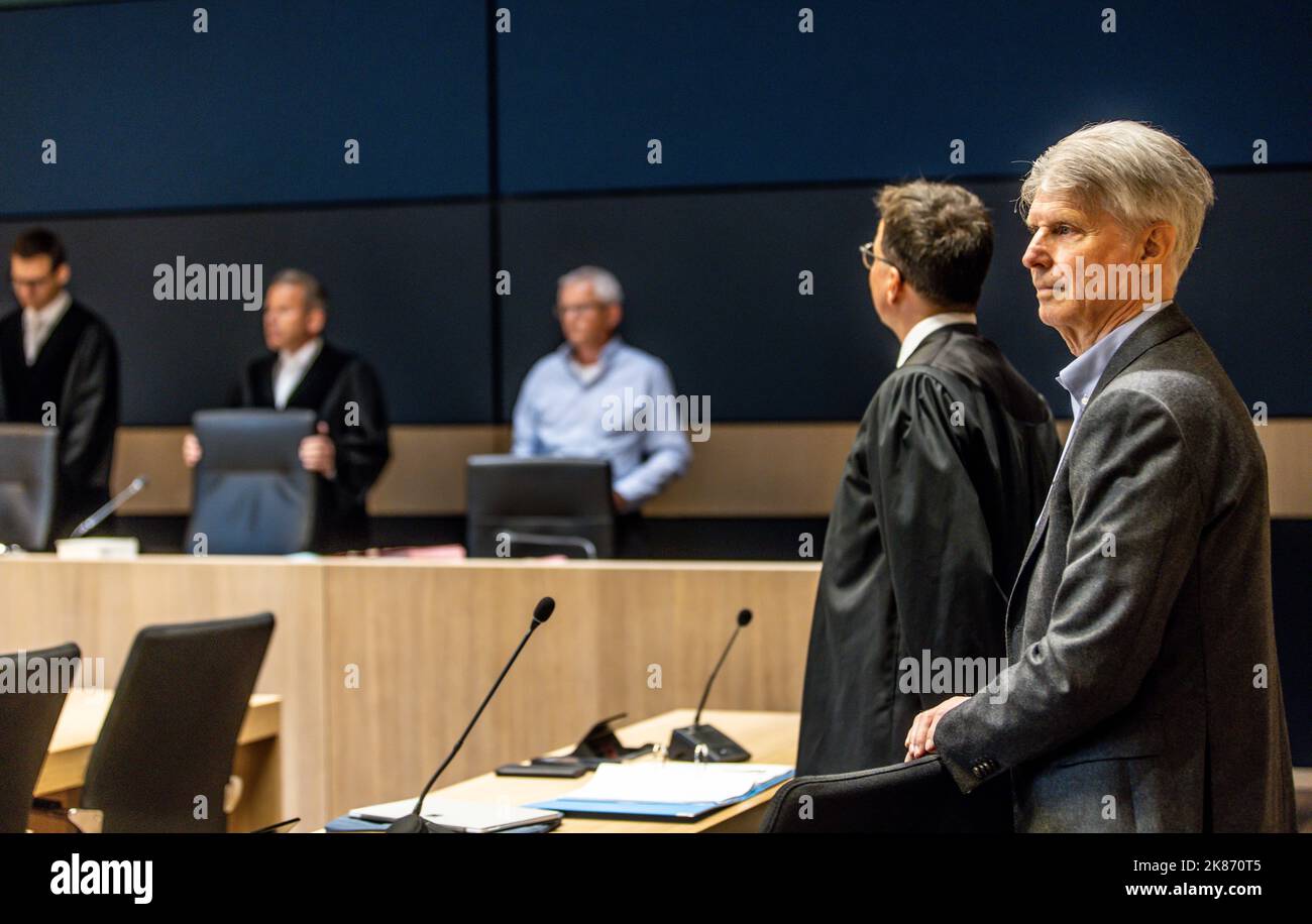 Bochum, Germany. 21st Oct, 2022. The defendant (r) and his lawyer ...
