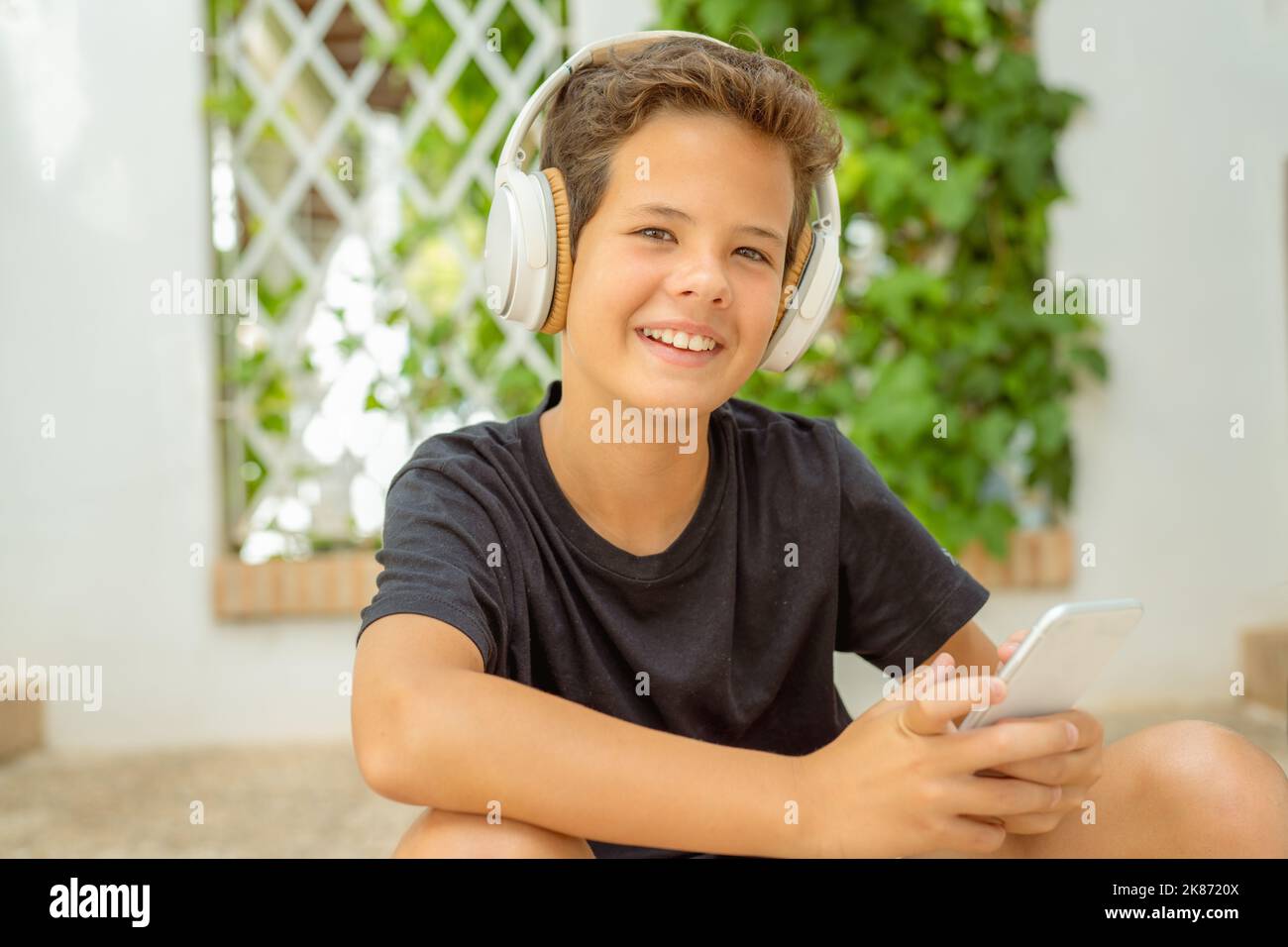 Teen boy listening music sun hi-res stock photography and images - Alamy