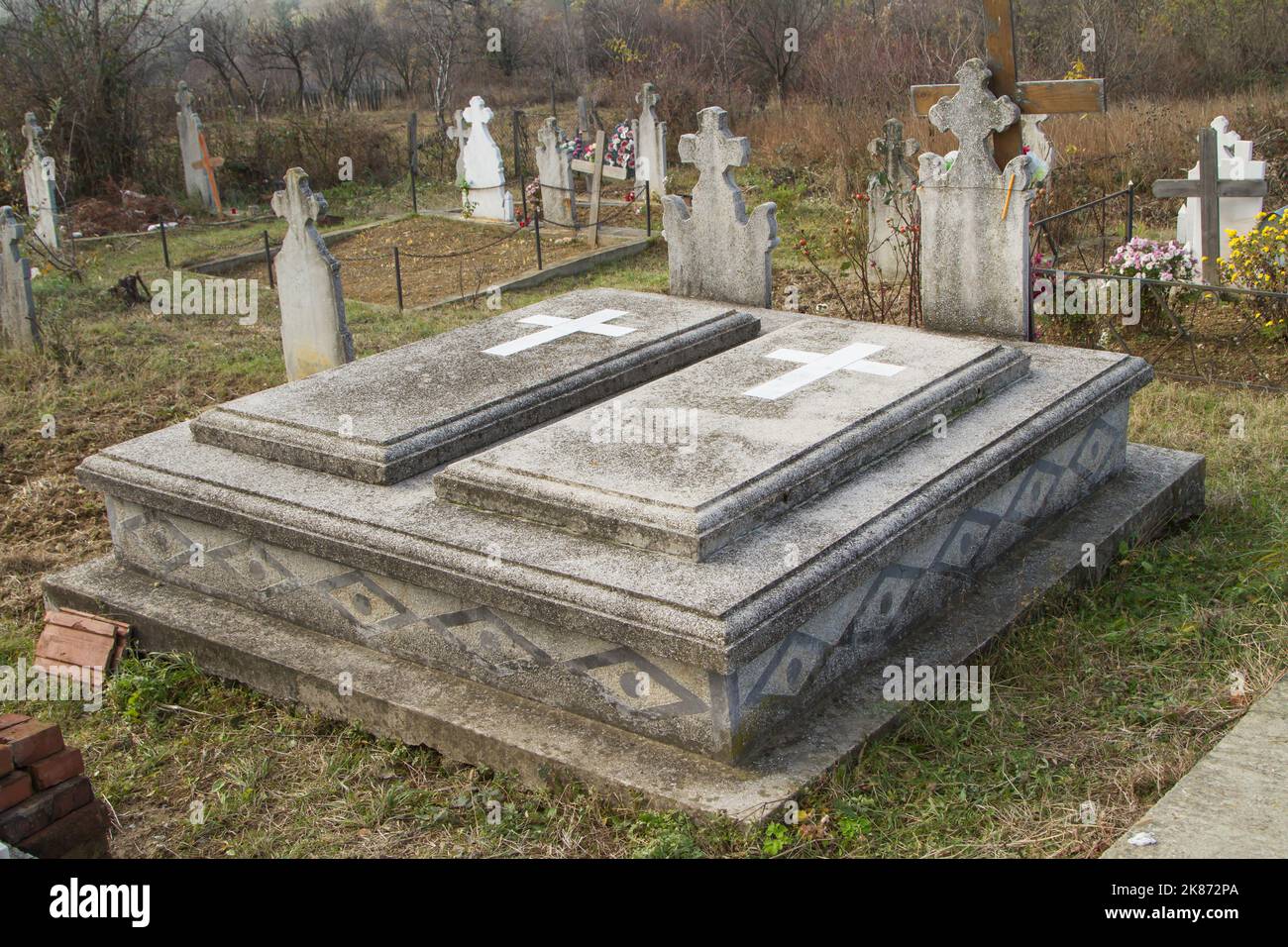 Church gravestone tombstone ruin hi-res stock photography and images ...