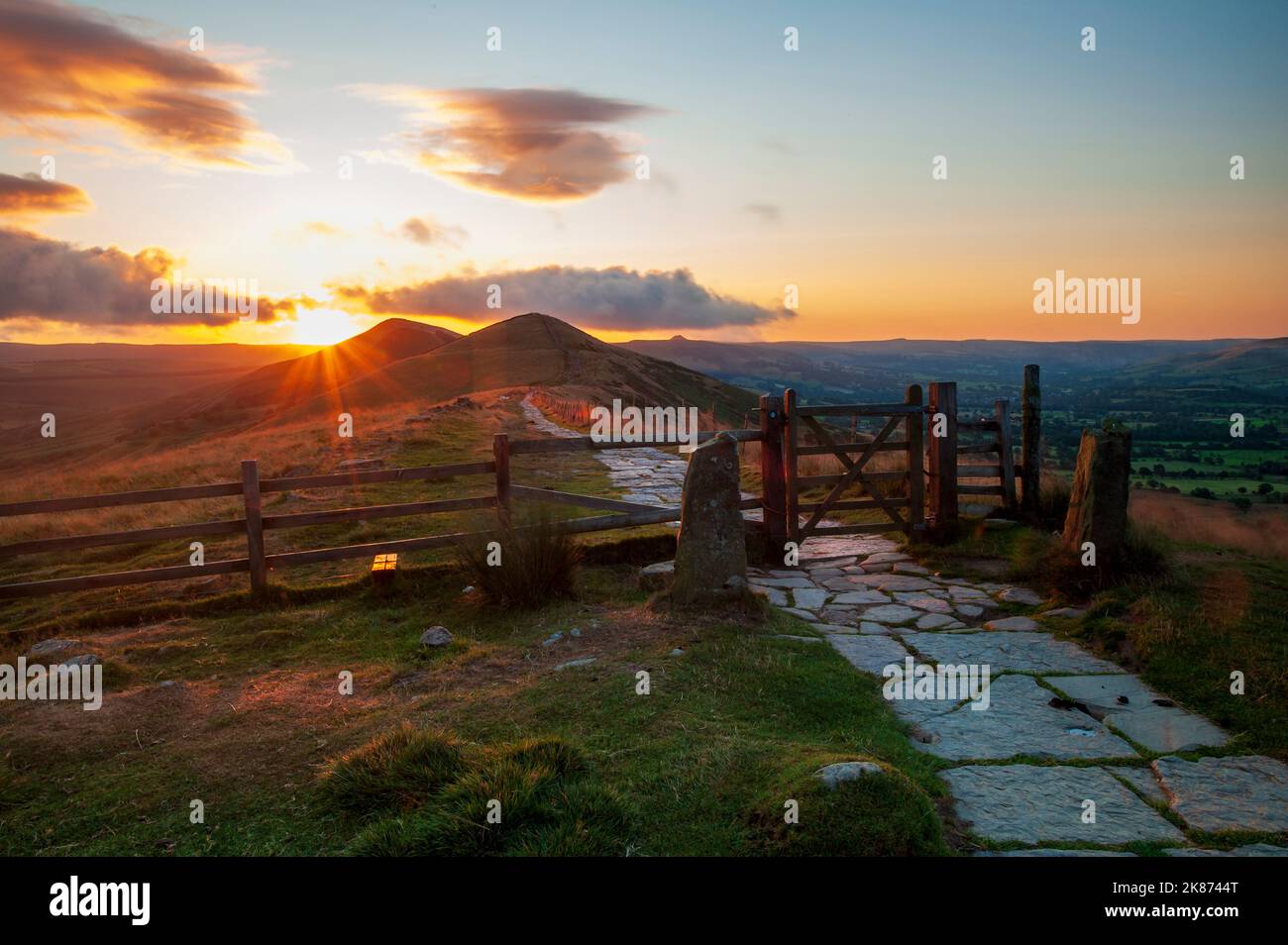 Sunrise over Lose Hill and gateway to The Great Ridge, Peak District ...