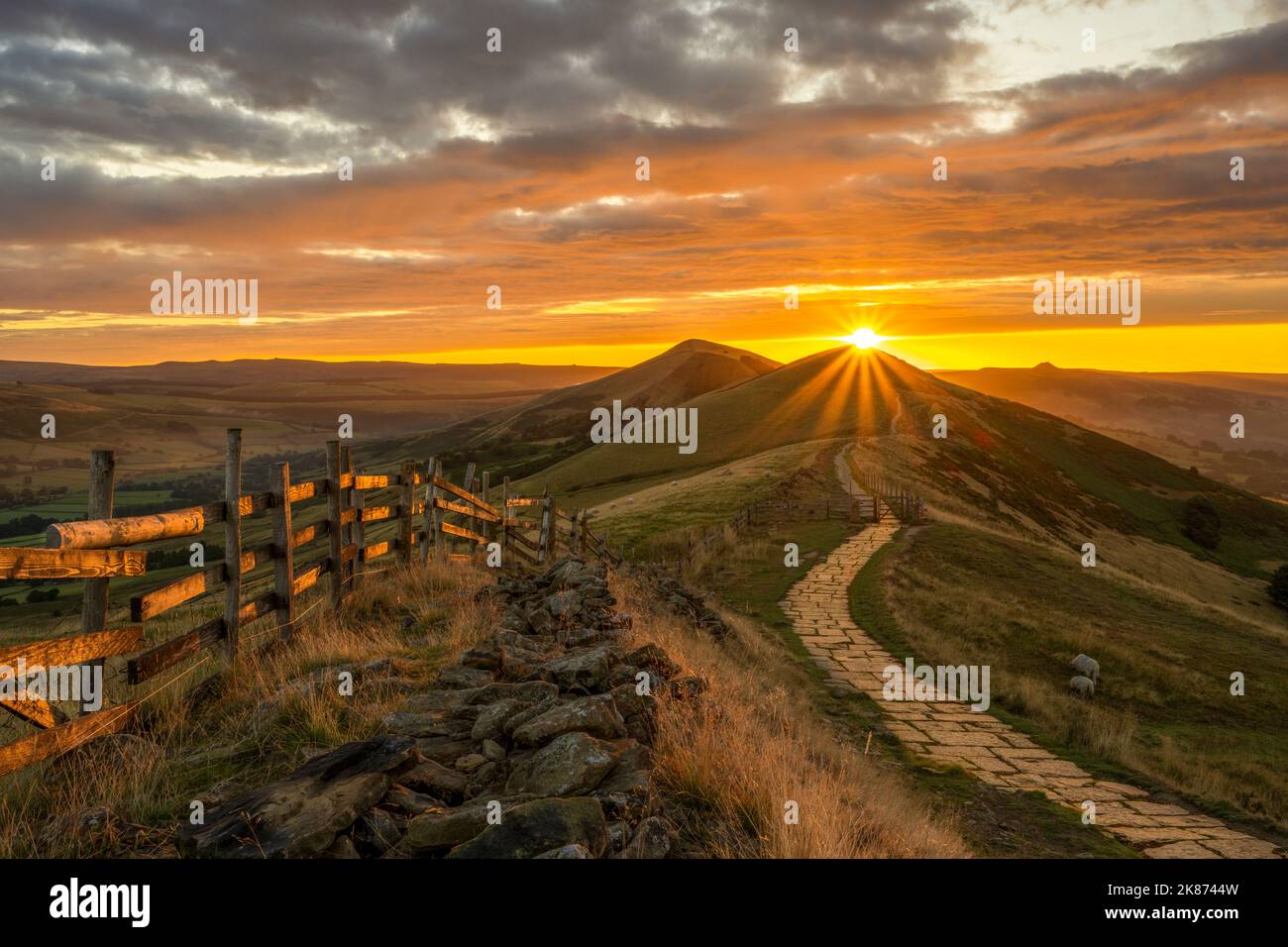 Amazing sunrise over Lose Hill on The Great Ridge, Peak District ...