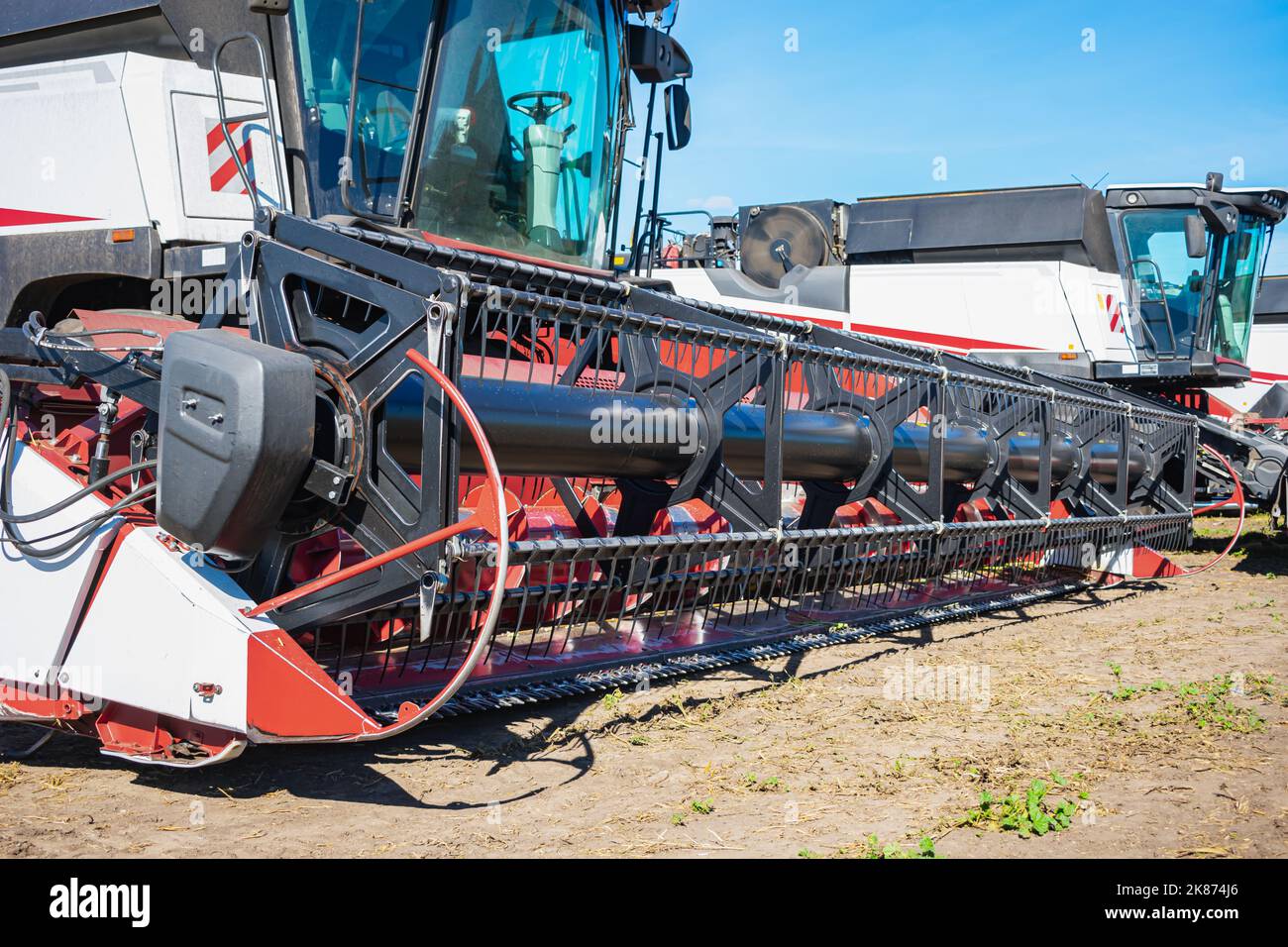 Agricultural machinery and its mechanism for mowing wheat and other ...