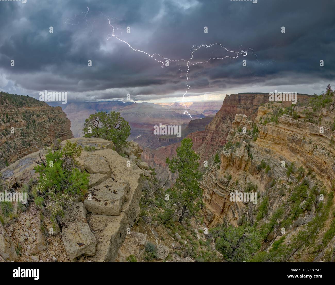 A monsoon storm rolling across Grand Canyon between Zuni Point and ...