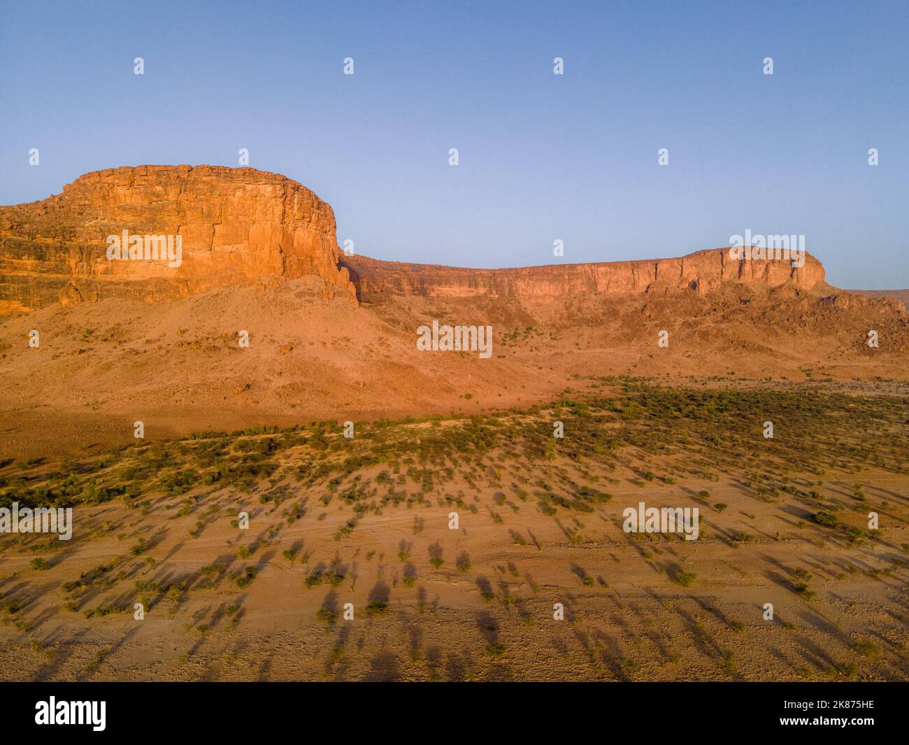 A huge rock cliff and canyon near Kamour, Mauritania, Sahara Desert ...