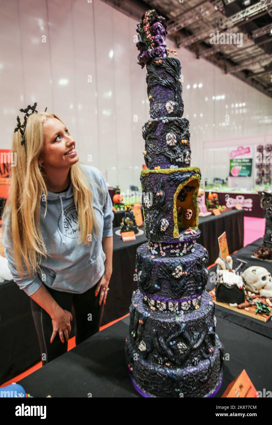 Queen elizabeth tribute cake hi-res stock photography and images - Alamy