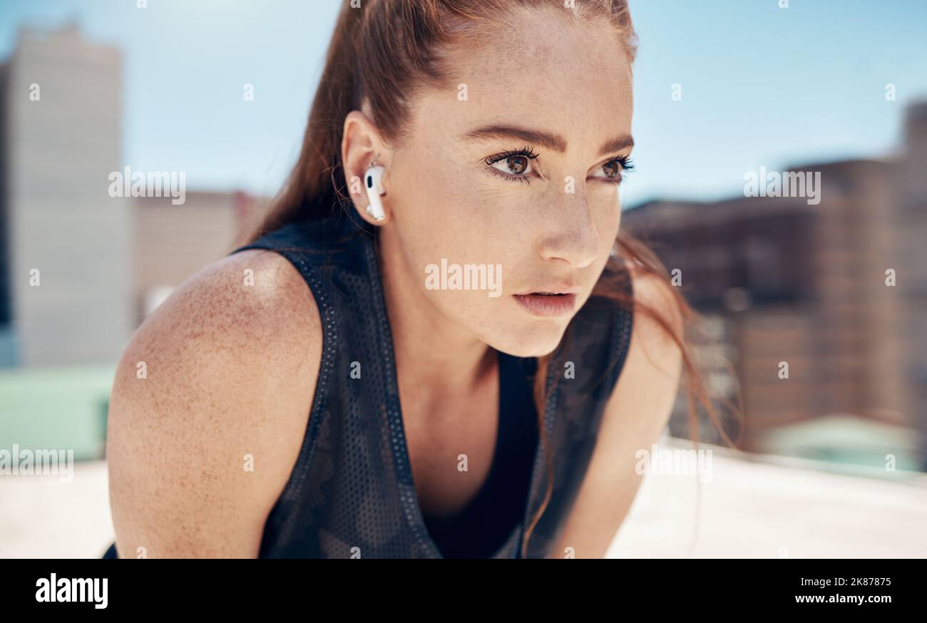 Thinking focus woman outdoor hi-res stock photography and images - Alamy
