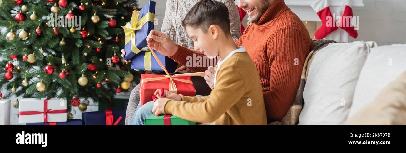 Family packing holiday hi-res stock photography and images - Alamy