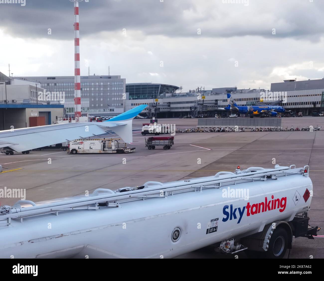 Skytanking car at Duesseldorf airport Stock Photo - Alamy