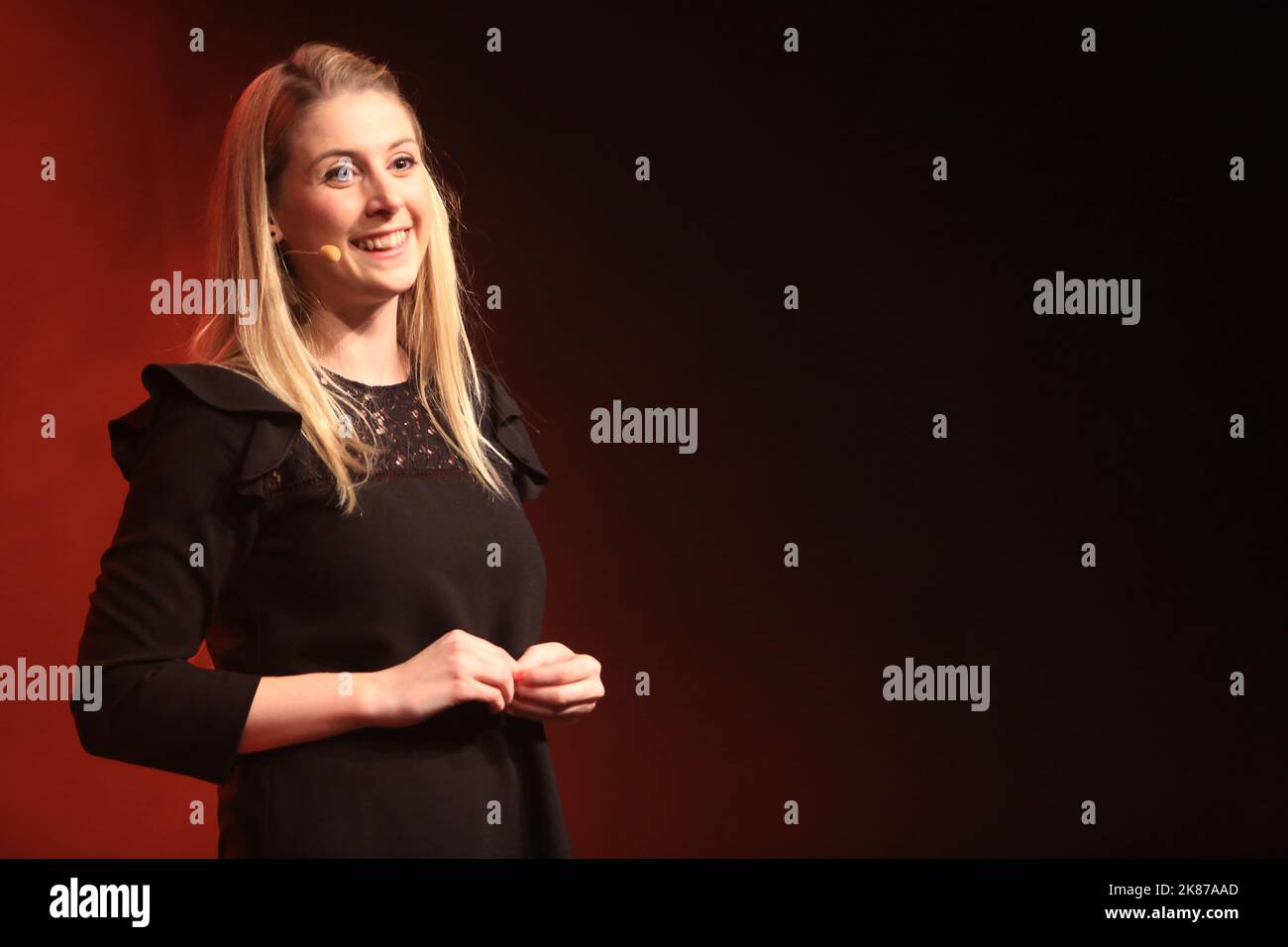 Laura Laune, humoriste, chroniqueuse, auteur et comédienne. 33 ème ...
