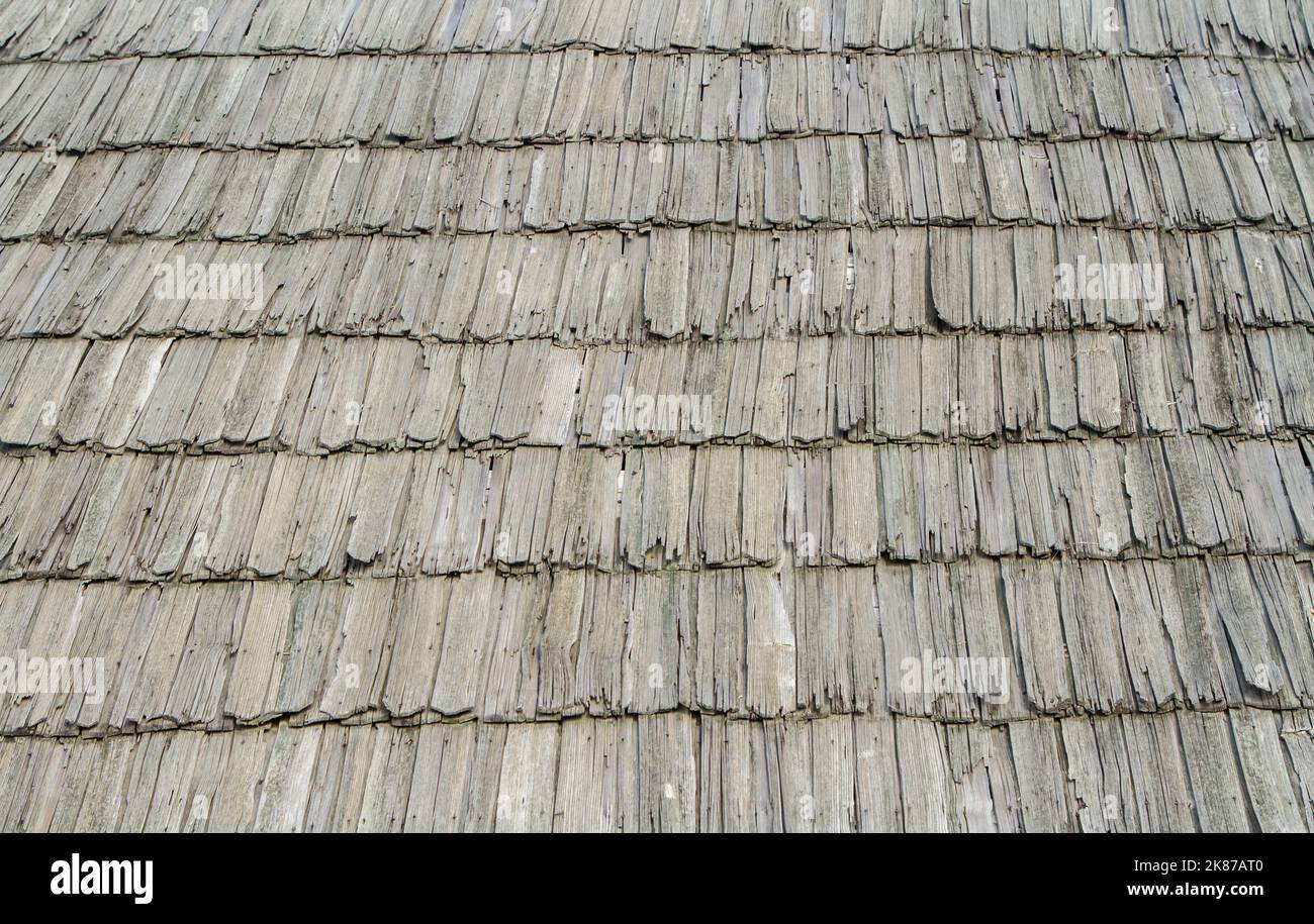Traditional shingle roof background Stock Photo - Alamy