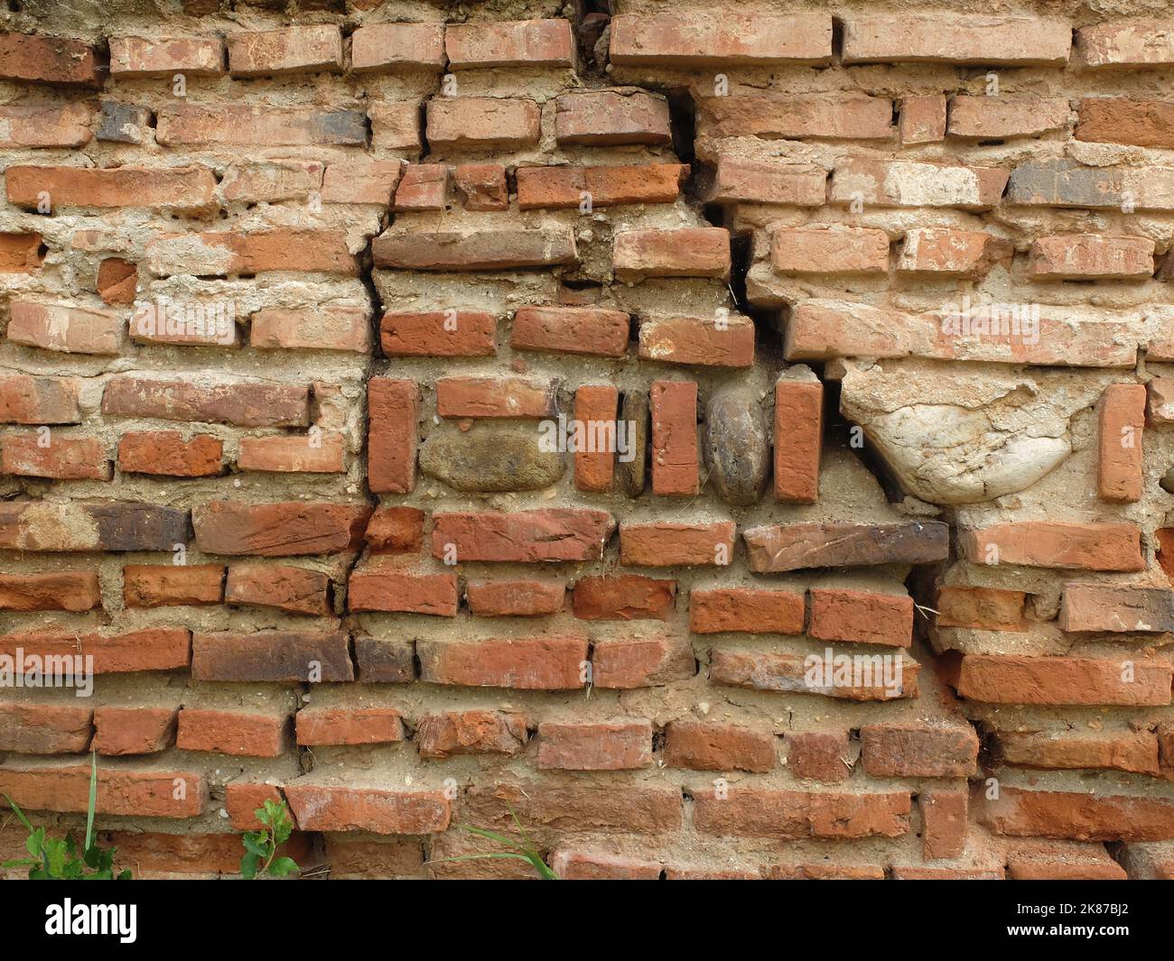 Old and cracked brick wall background closeup Stock Photo - Alamy