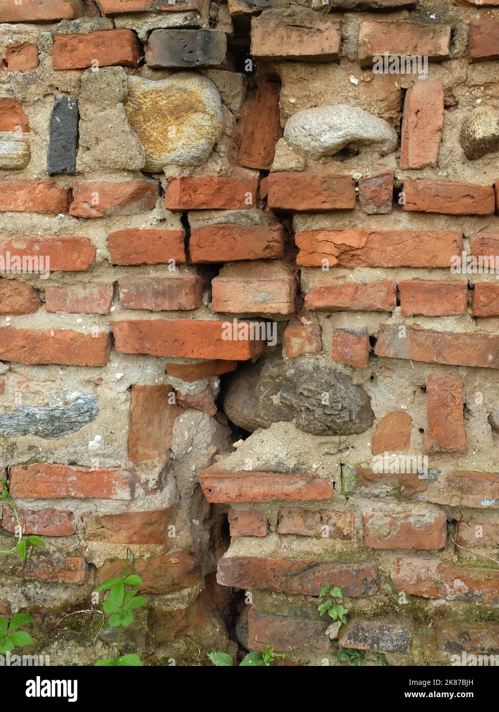 Old and cracked brick wall background closeup Stock Photo - Alamy