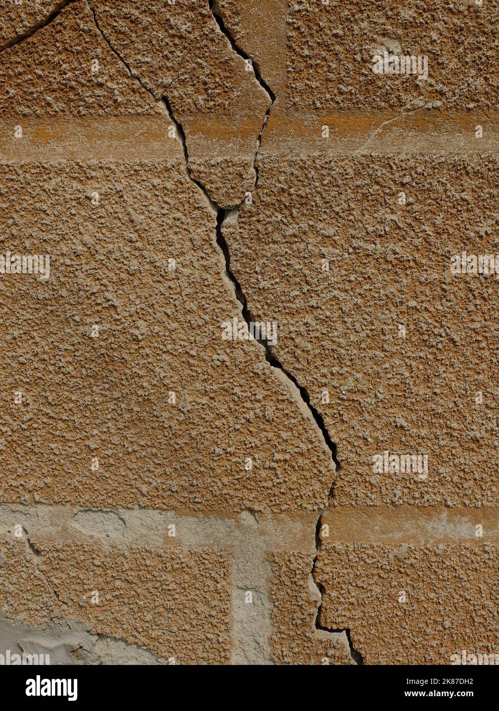 Cracked wall background Stock Photo - Alamy