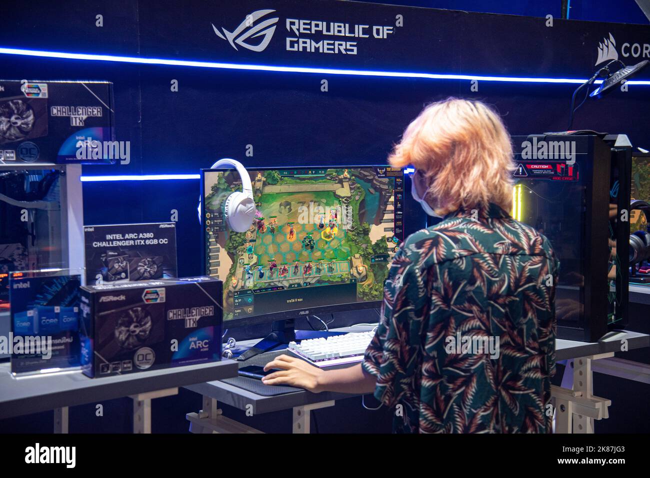 Bangkok, Thailand. 21st Oct, 2022. A visitor seen playing a video game ...